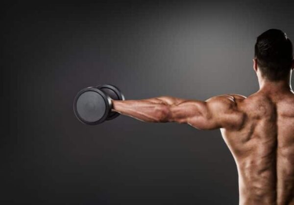 Träna axlar – 21 axelövningar med hantlar, skivstång & utan redskap ...